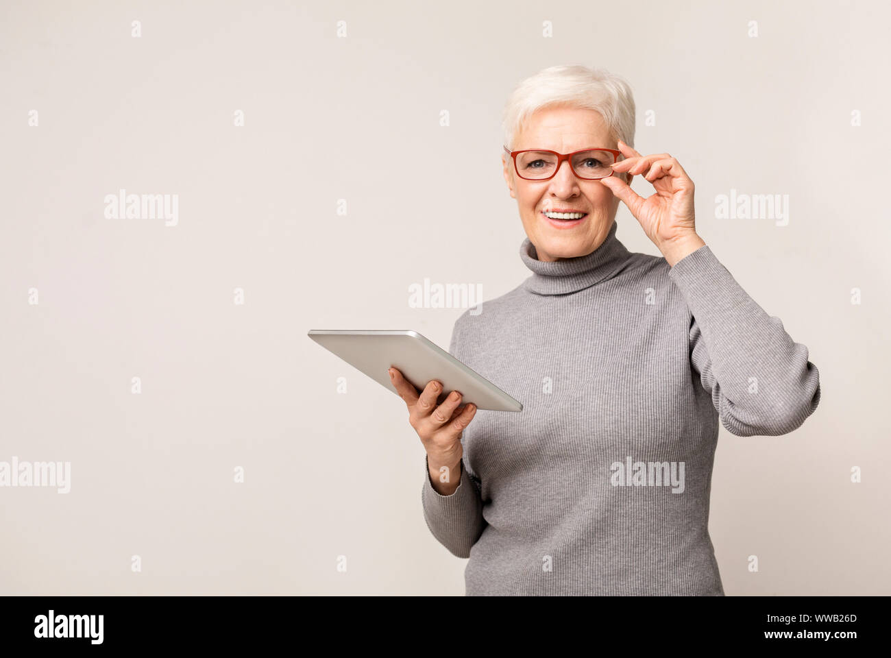 Elderly digital life hi-res stock photography and images - Alamy