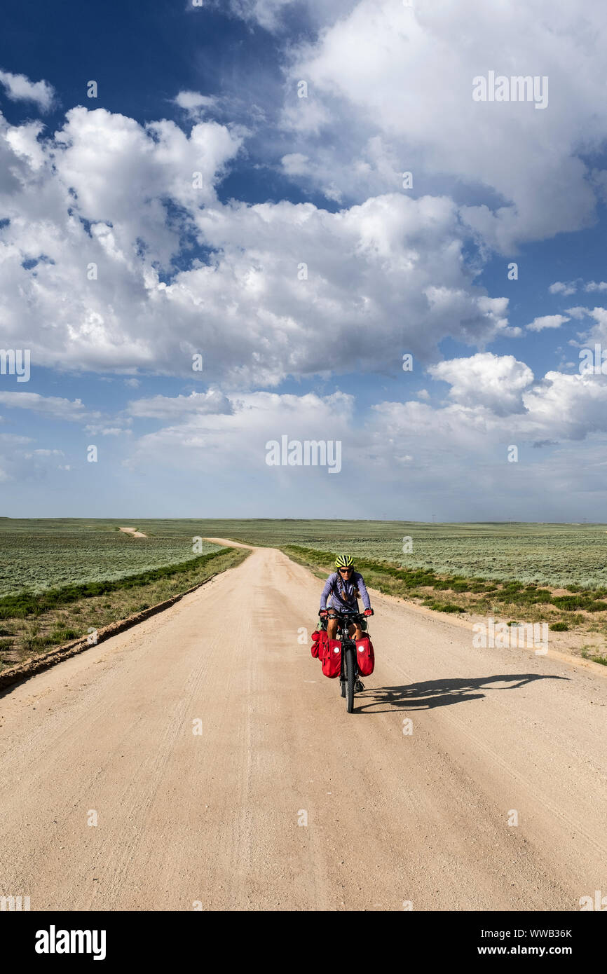 WY03885-00...WYOMING - Vicky Spring bicycling through the Great Divide ...