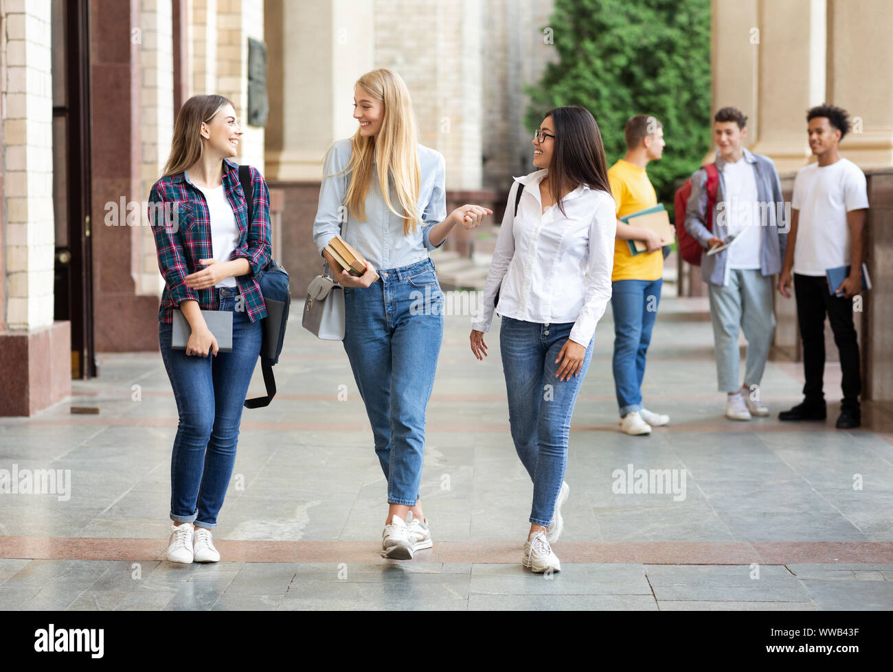 Happy teenage girls talking class hi-res stock photography and images ...