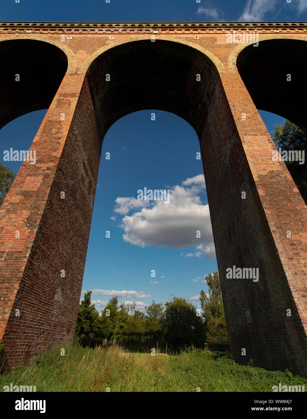 Rural Kent with a train line viaduct over the River Darent Stock Photo ...