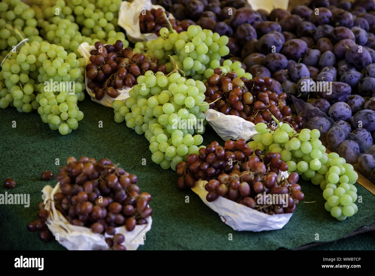 Fresh grapes in a market, fruit detail, food take out, vegan Stock ...