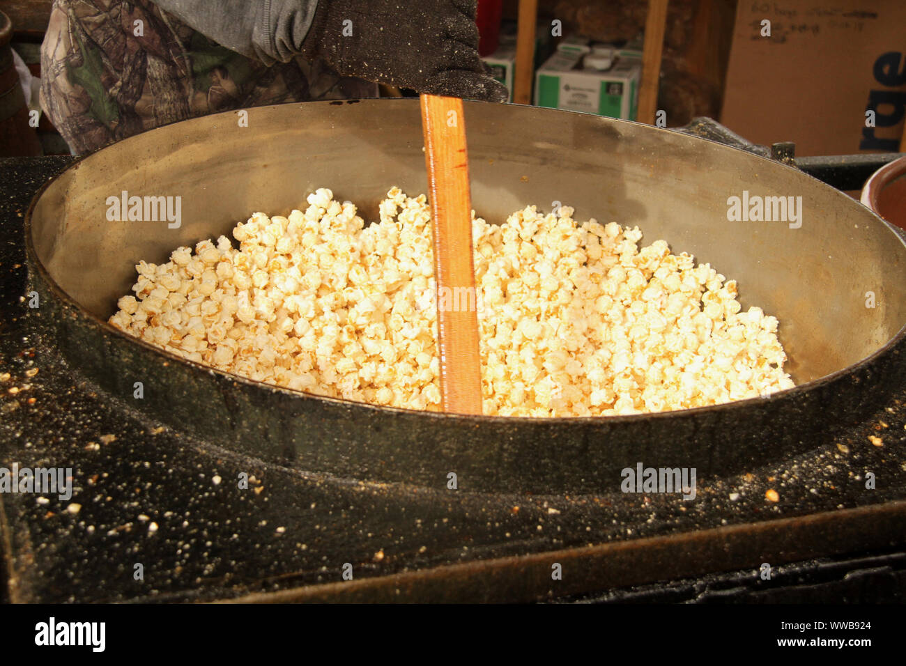 Vendor popcorn hi-res stock photography and images - Alamy