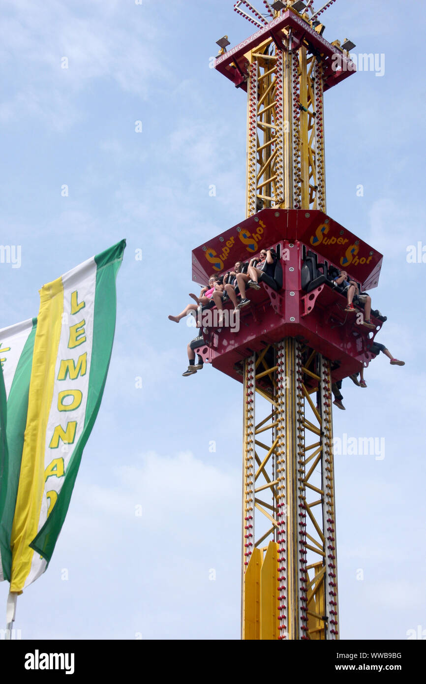 Ride tower amusement park hi-res stock photography and images - Alamy