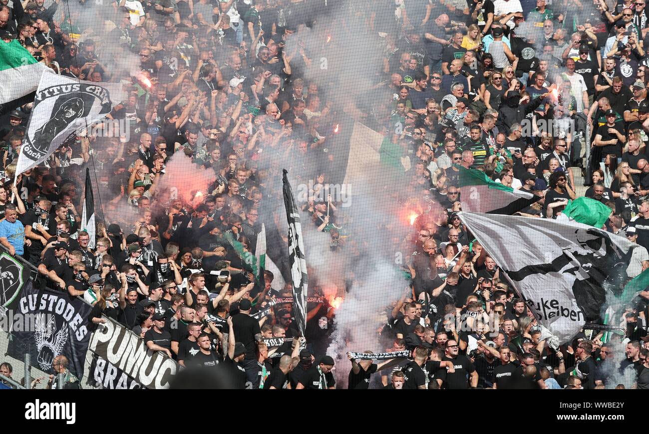 Pyro bengalo bengalos hi-res stock photography and images - Alamy