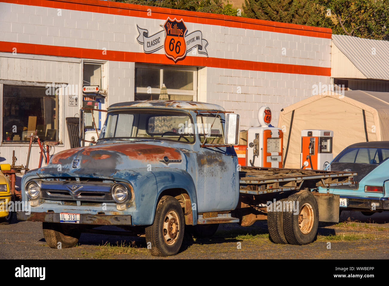 Antique service stations hi-res stock photography and images - Alamy