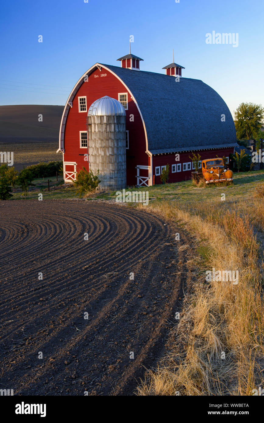 Red barn and derelict truck, Hwy 272 between Colfax and Palouse ...