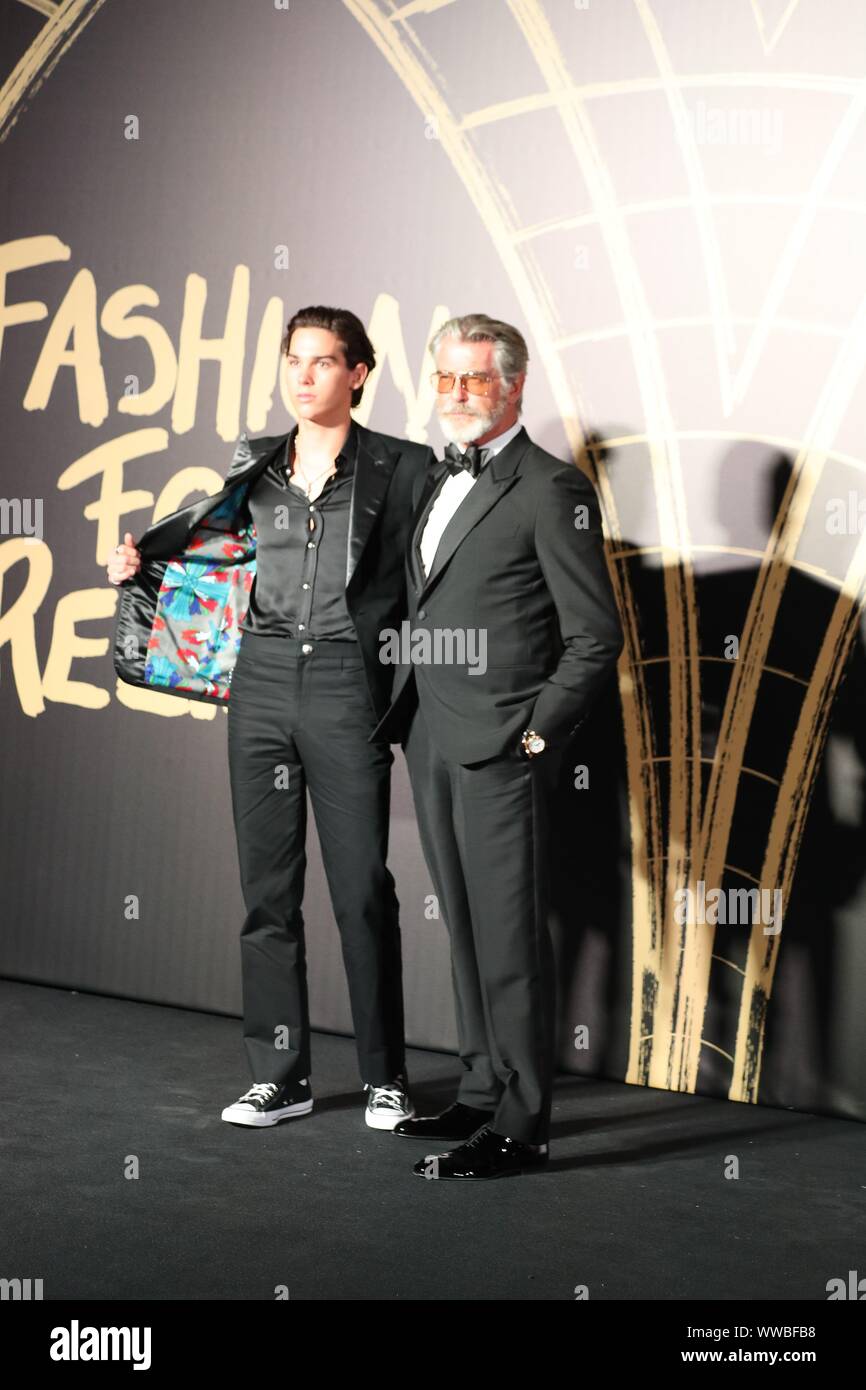 Paris brosnan hi-res stock photography and images - Alamy
