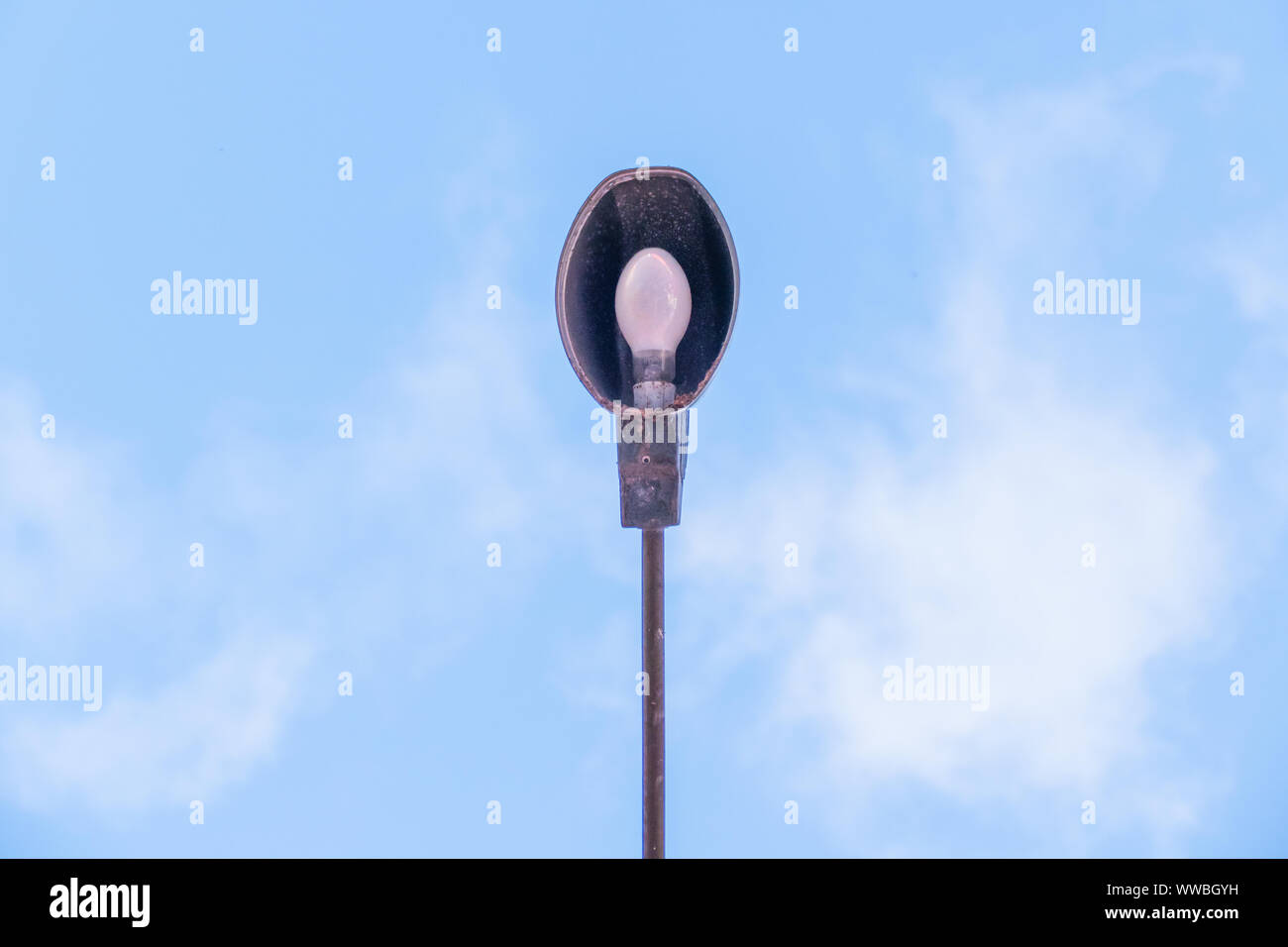 Street light turned off hi-res stock photography and images - Alamy