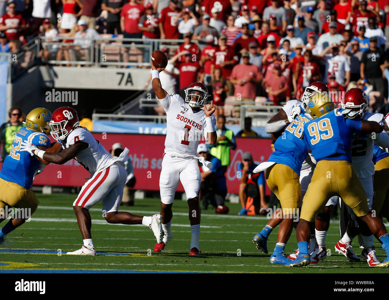 September 14, 2019 Oklahoma Sooners quarterback Jalen Hurts (1) throws ...