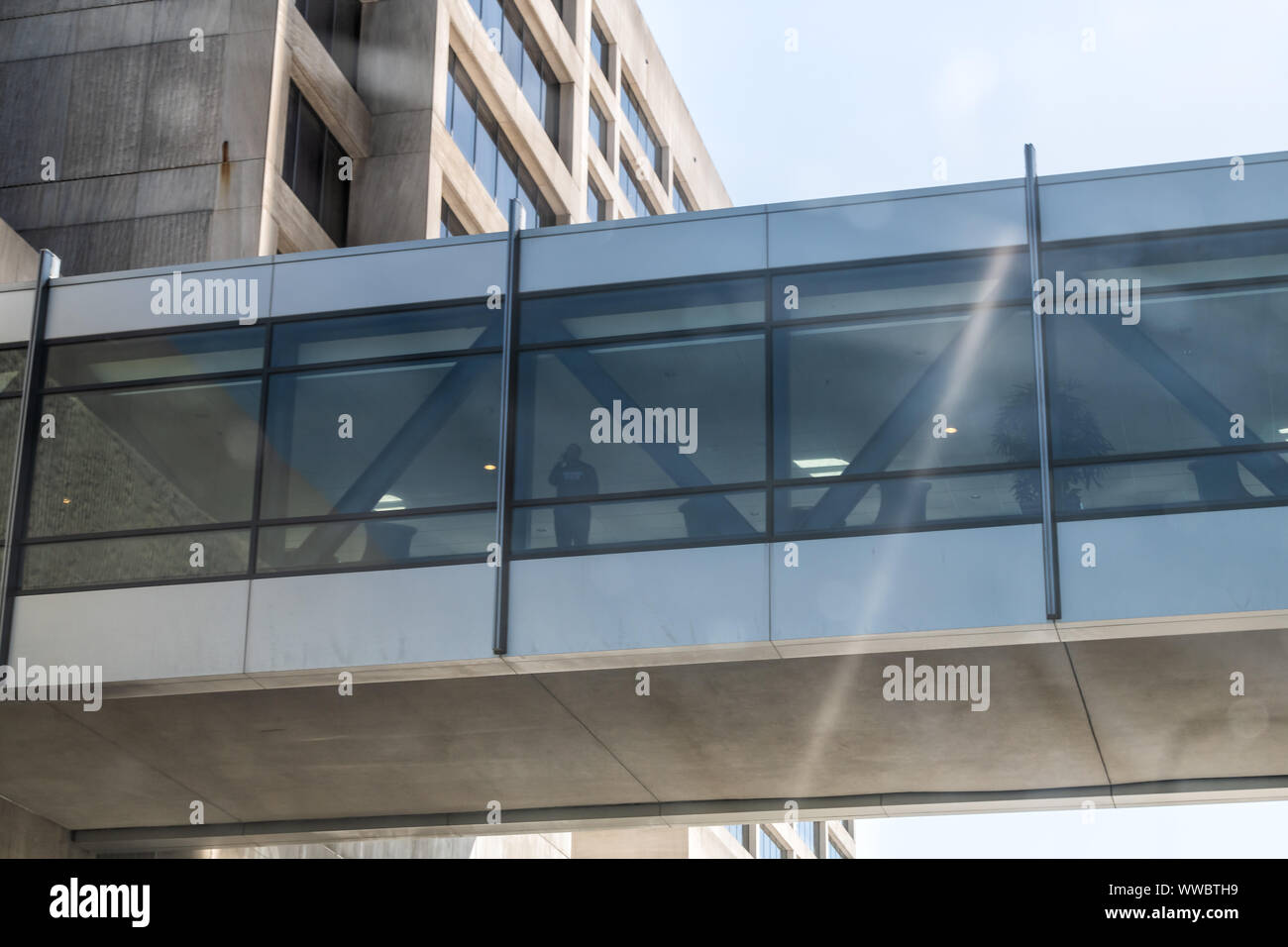 Skywalk between buildings hi-res stock photography and images - Alamy