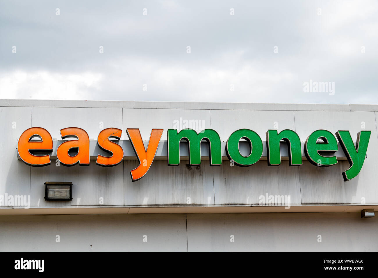 Cashed check hi-res stock photography and images - Alamy