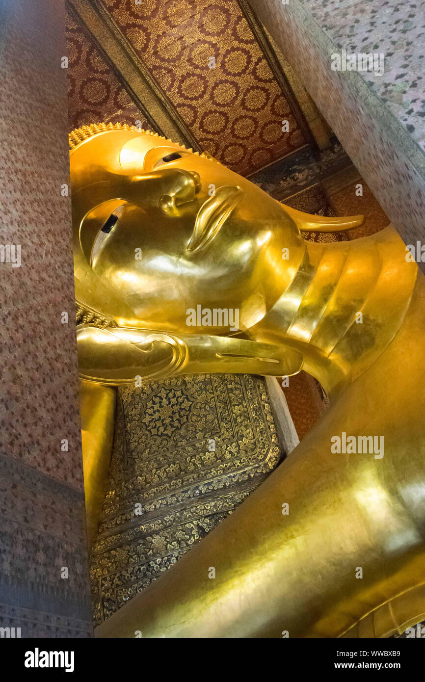 Gold staue hi-res stock photography and images - Alamy