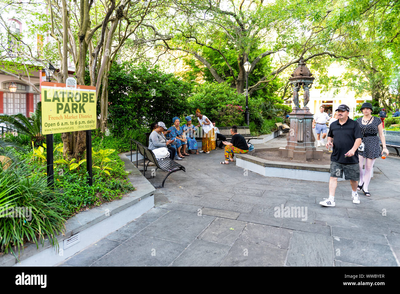 People sitting on park benches hi-res stock photography and images - Alamy