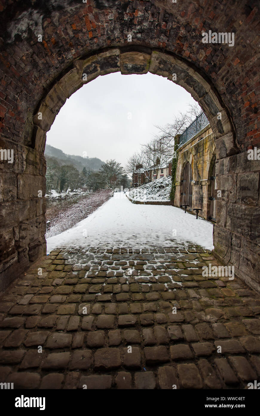 Covered pathway hi-res stock photography and images - Alamy