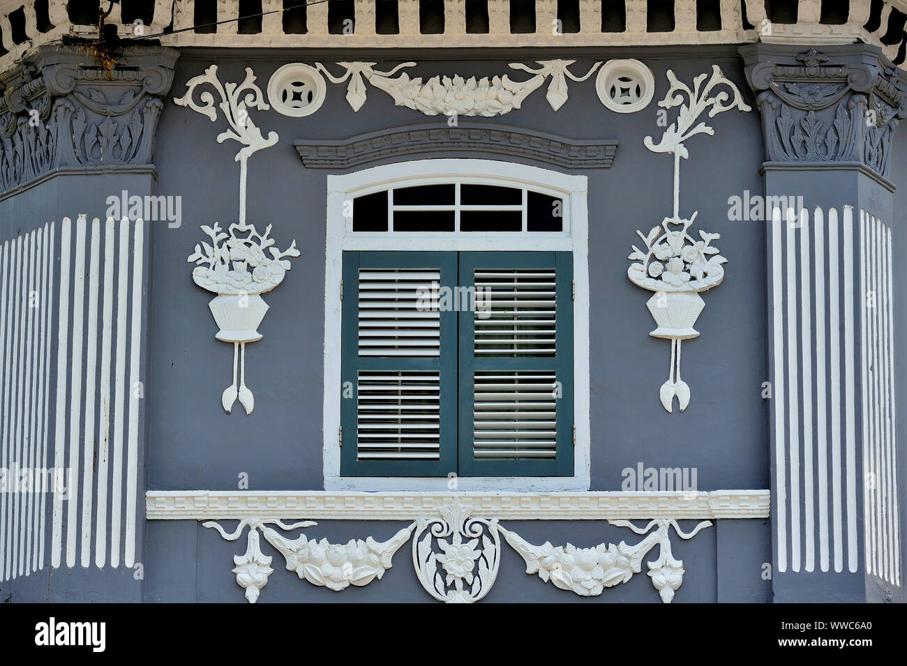 Front view shop exterior design hi-res stock photography and images - Alamy