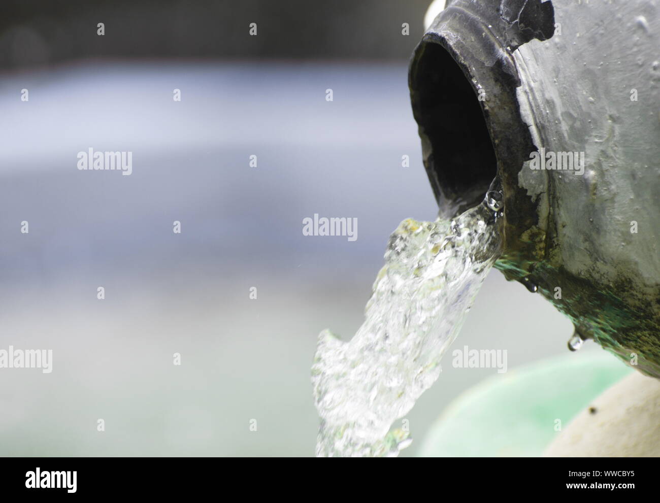 Flowing water pot for decorating gardens and houses Stock Photo - Alamy