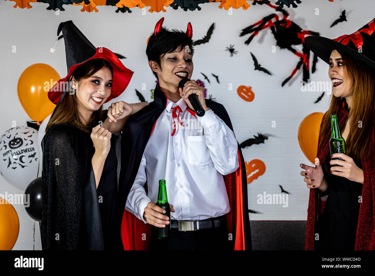 Men singing with beer hi-res stock photography and images - Alamy