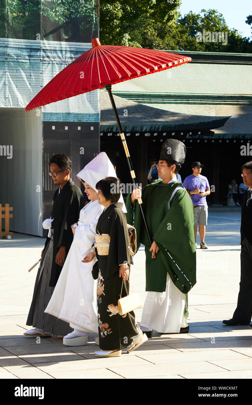 At a traditional japanese shinto wedding ceremony hi-res stock ...