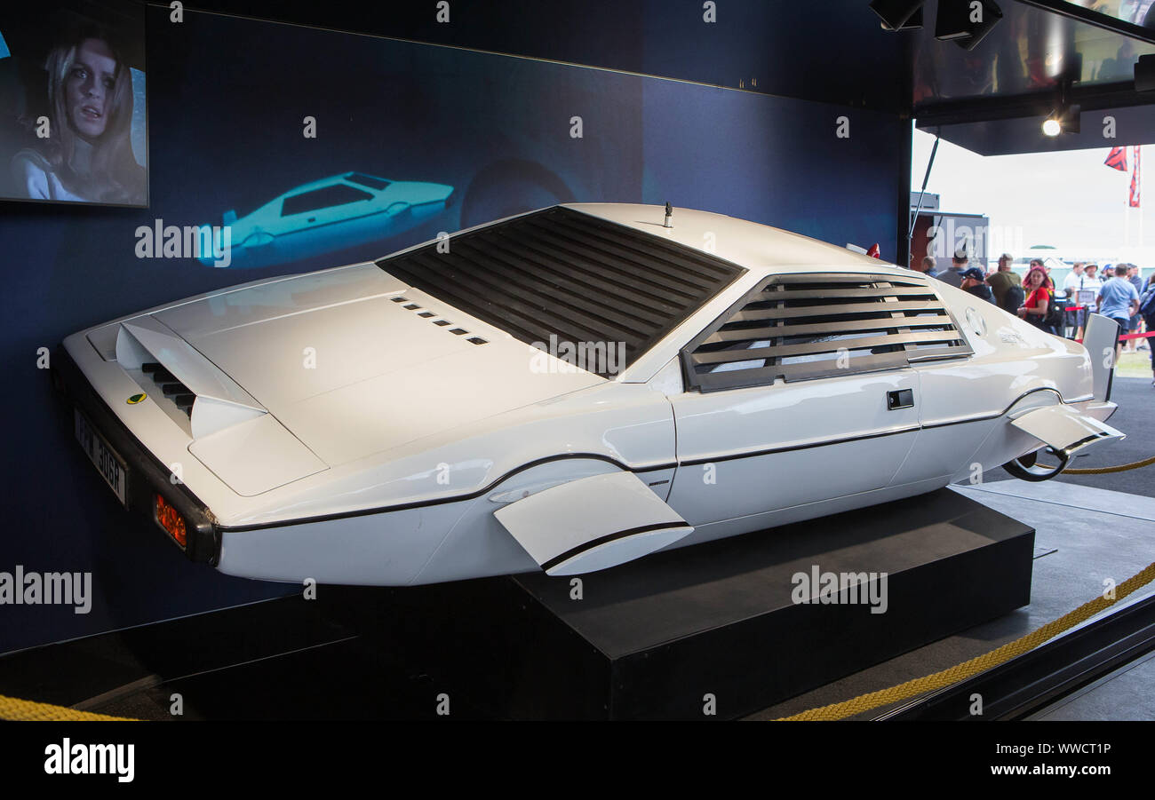 The Lotus submarine car PPW306R from the filming of The spy who loved ...