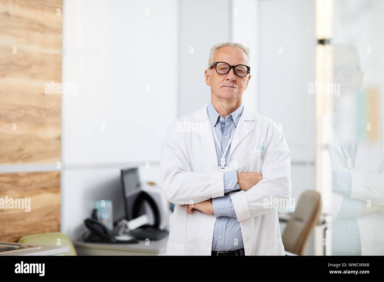 Scientist doctor glasses wearing lab coat hi-res stock photography and ...