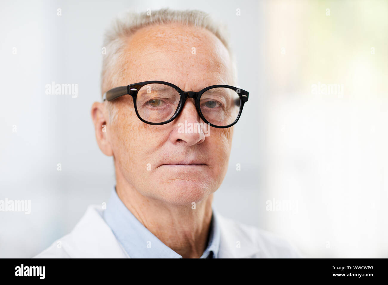 Scientist doctor glasses wearing lab coat hi-res stock photography and ...