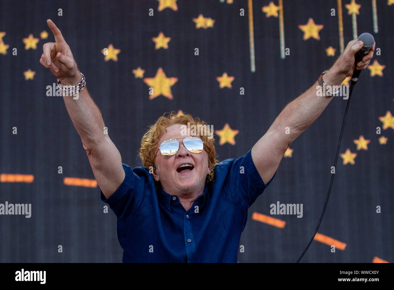 Lead singer of simply red hi-res stock photography and images - Alamy