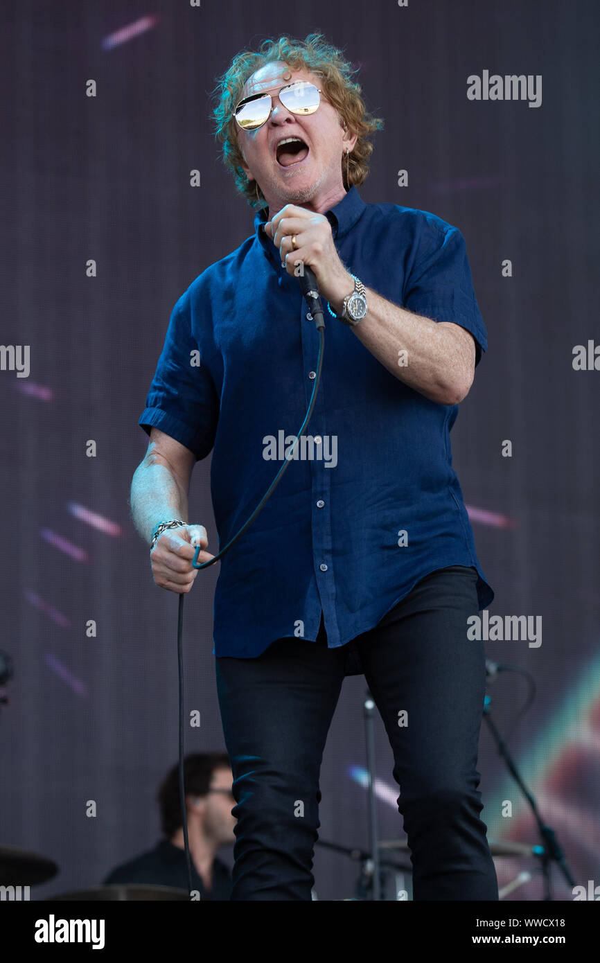 Lead singer of simply red hi-res stock photography and images - Alamy