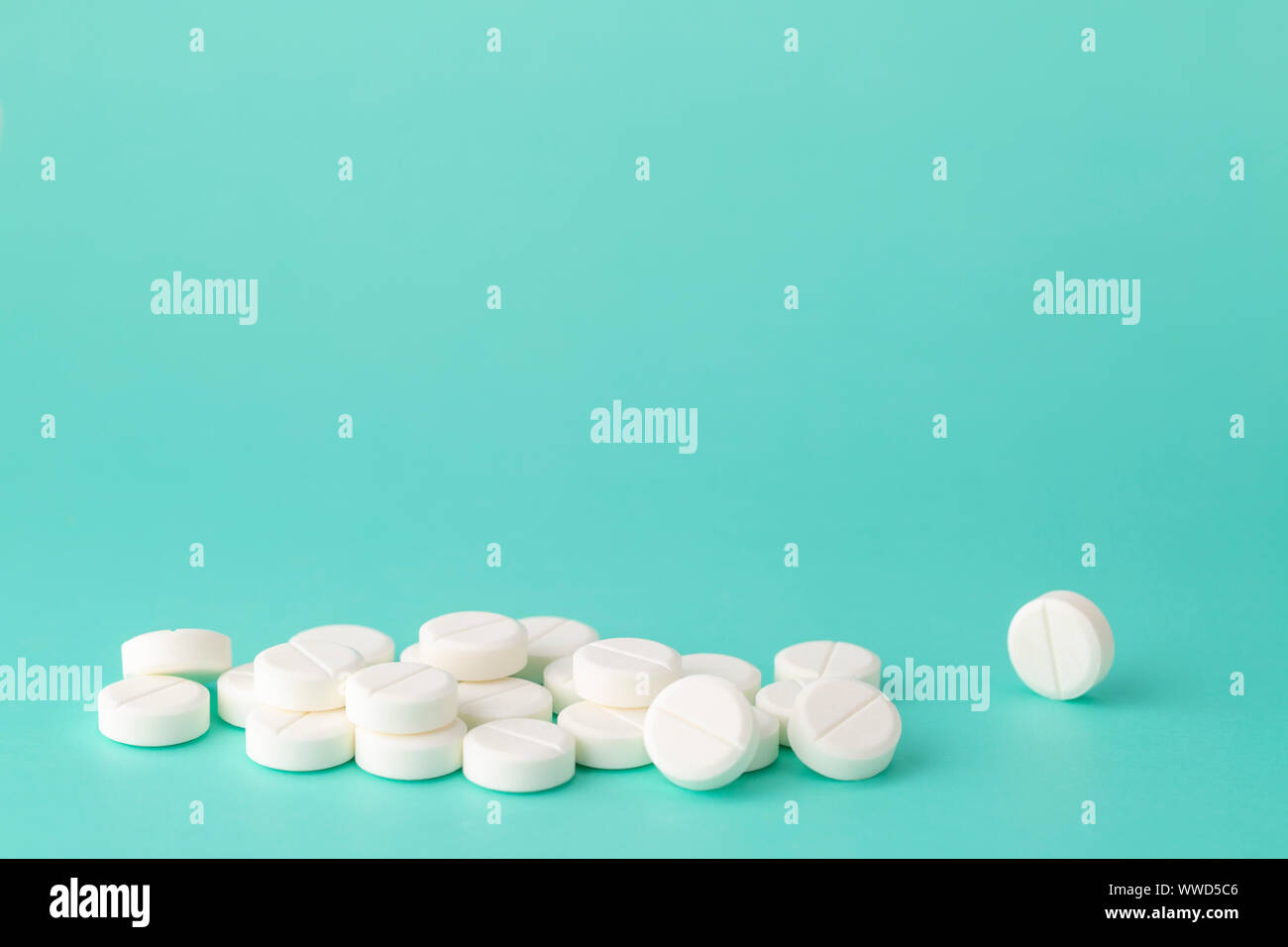 White round tablets close-up on a colored background Stock Photo - Alamy