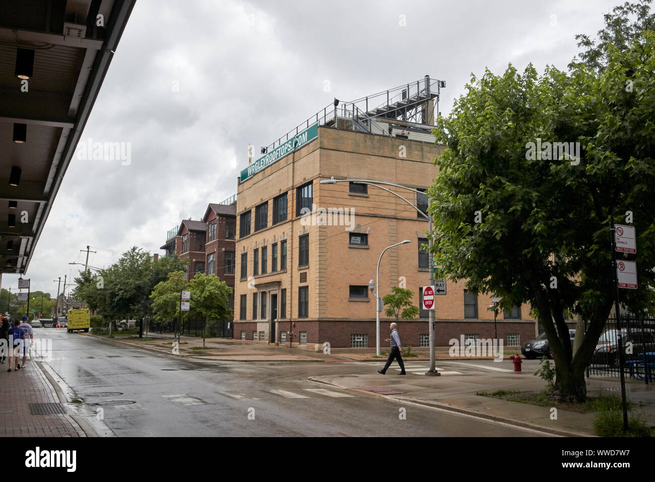 wrigley rooftops seats on the roofs of nearby houses waveland avenue ...