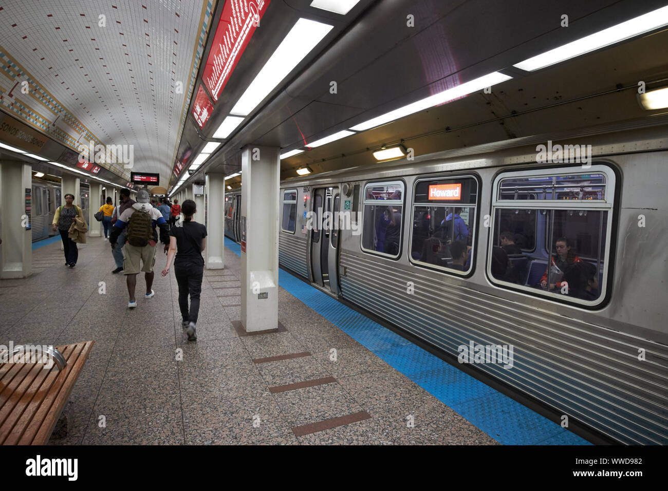 red line l train arriving at lake station Chicago Illinois USA Stock ...