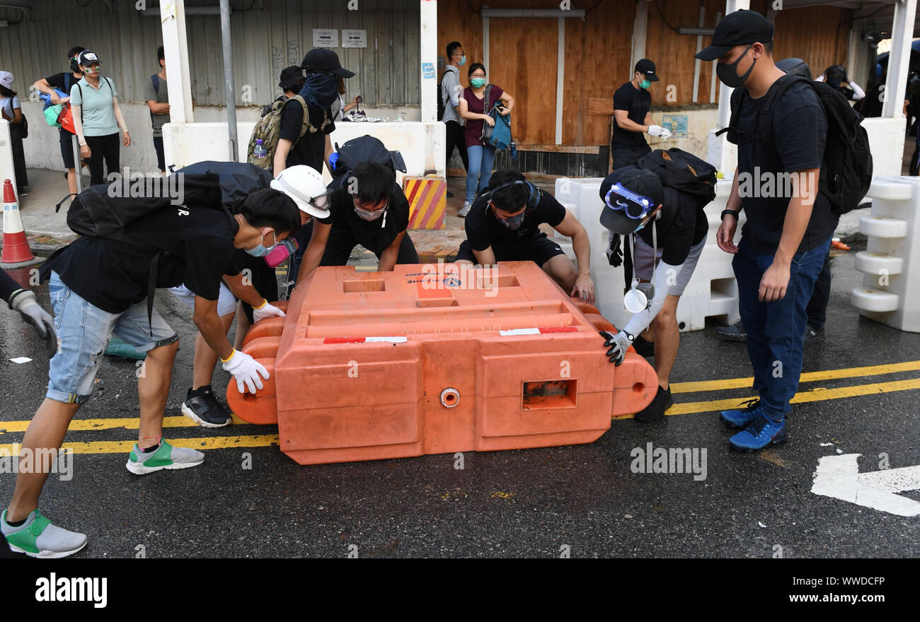 Hong Kong, China. 15th Sep, 2019. Rioters set up barricades outside the ...