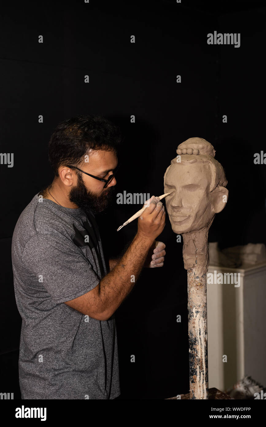 Artists of clay model hi-res stock photography and images - Alamy