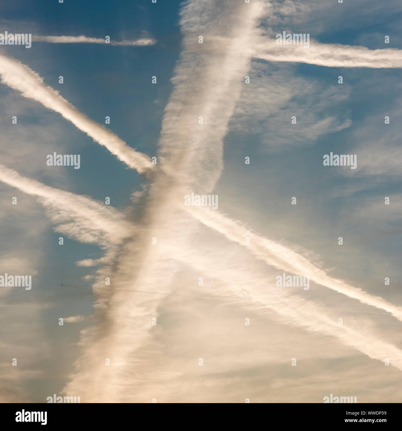 Aircraft con trails crossing hi-res stock photography and images - Alamy
