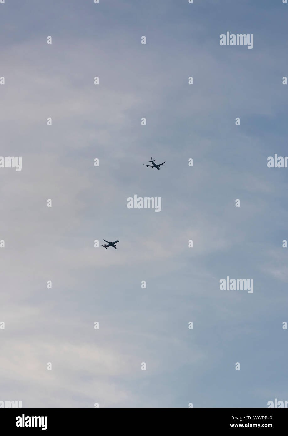 Near miss airliner hi-res stock photography and images - Alamy