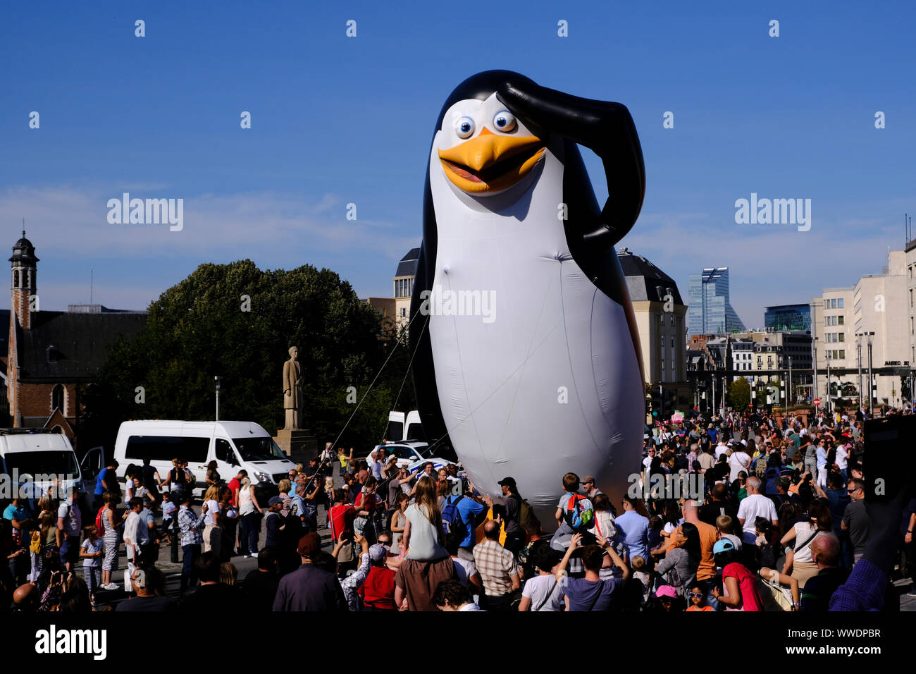 Snoopy giant balloon hi-res stock photography and images - Alamy