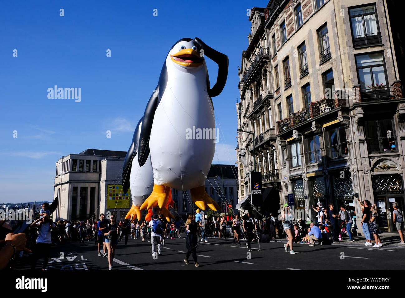 Snoopy giant balloon hi-res stock photography and images - Alamy