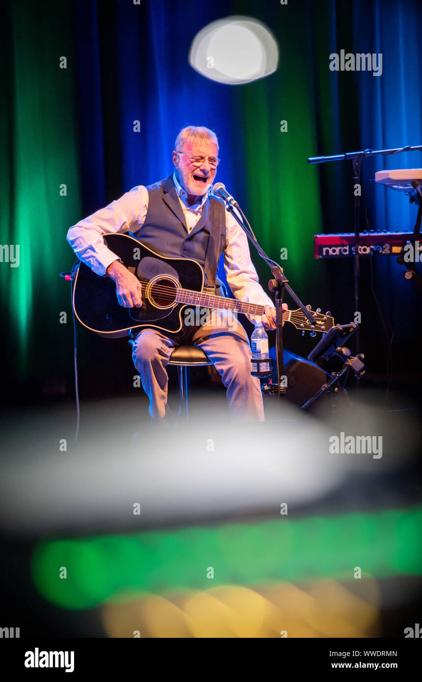 Steve Harley at Darwen Theatre Stock Photo - Alamy