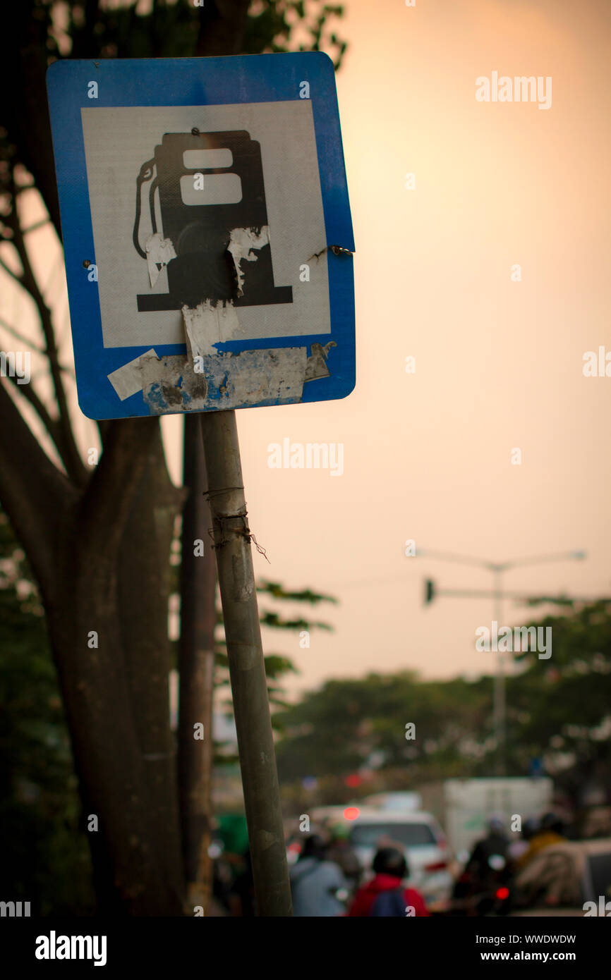 Lean road sign hi-res stock photography and images - Alamy