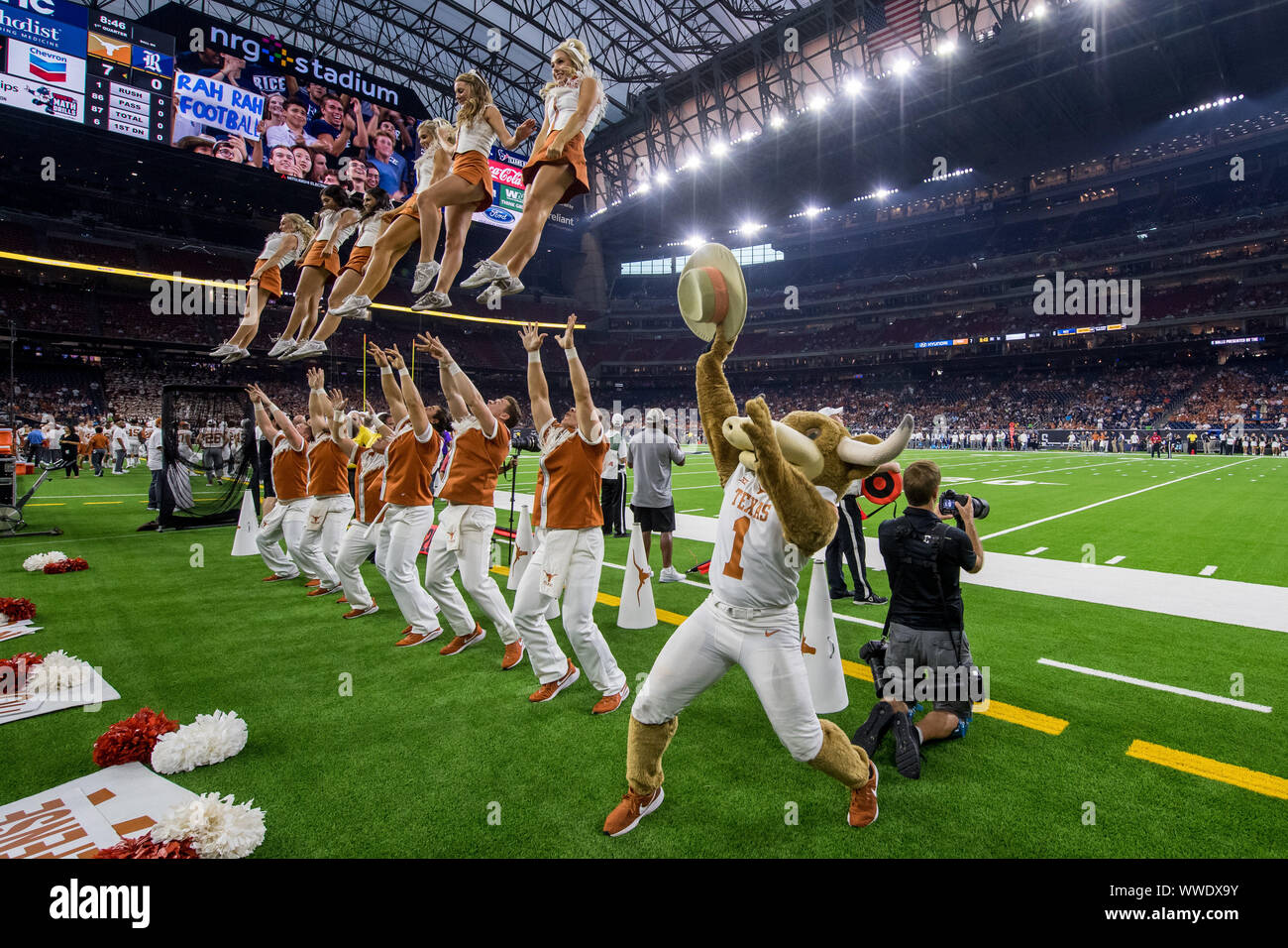September 14, 2019: Texas Longhorns cheerleaders and mascot Hook 'Em ...
