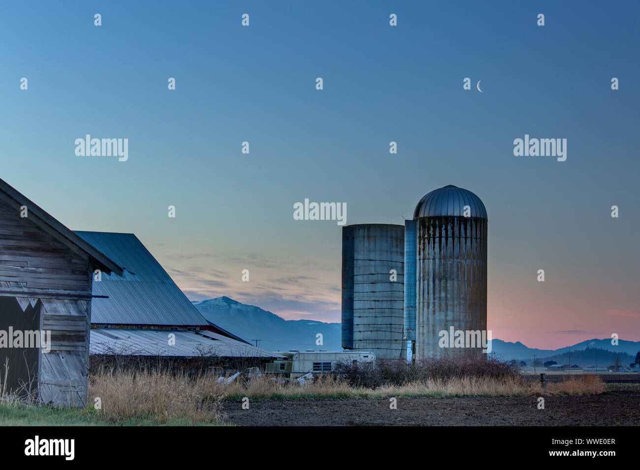 Run down grain silo hi-res stock photography and images - Alamy