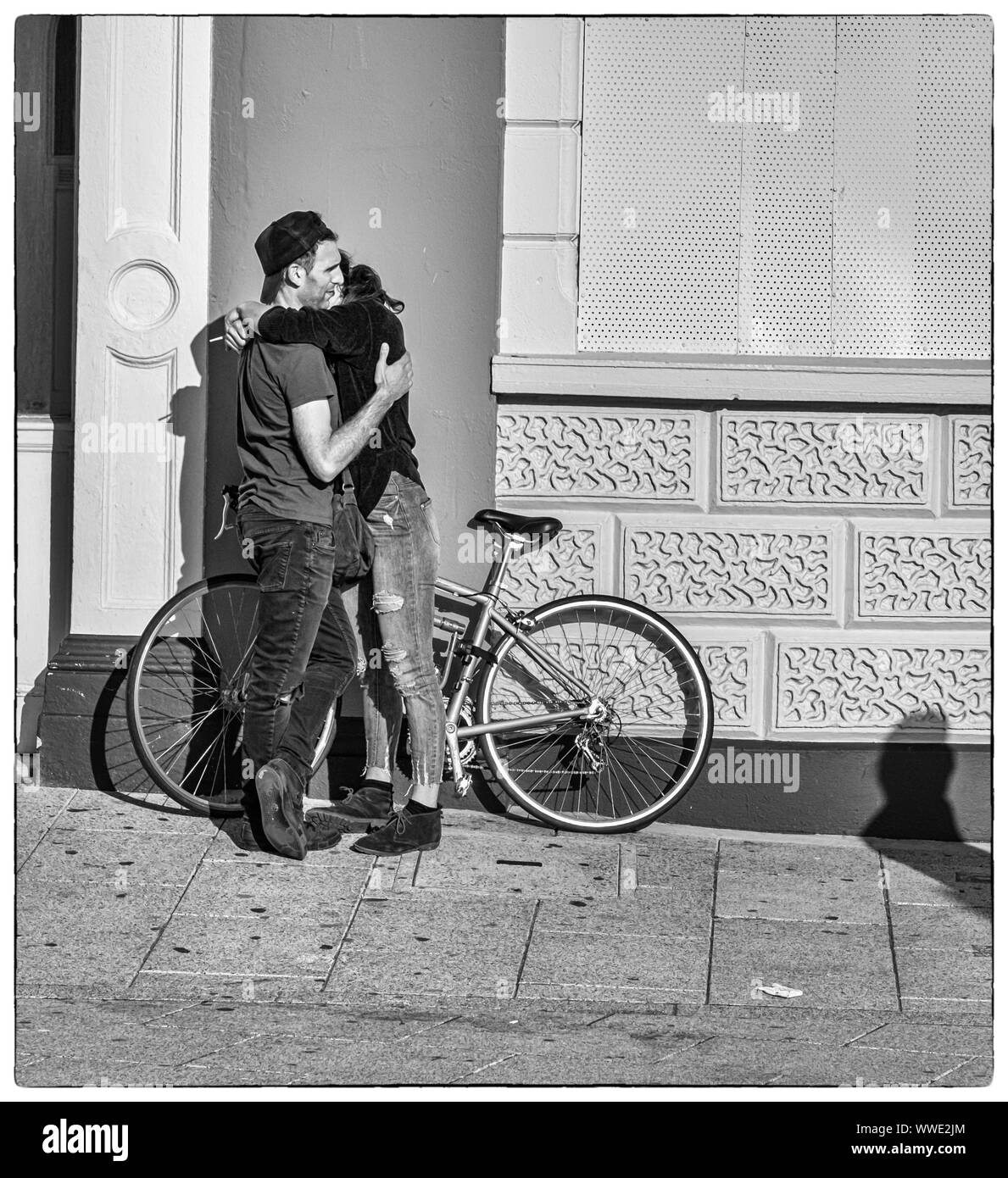 Lovers urban embrace street hi-res stock photography and images - Alamy