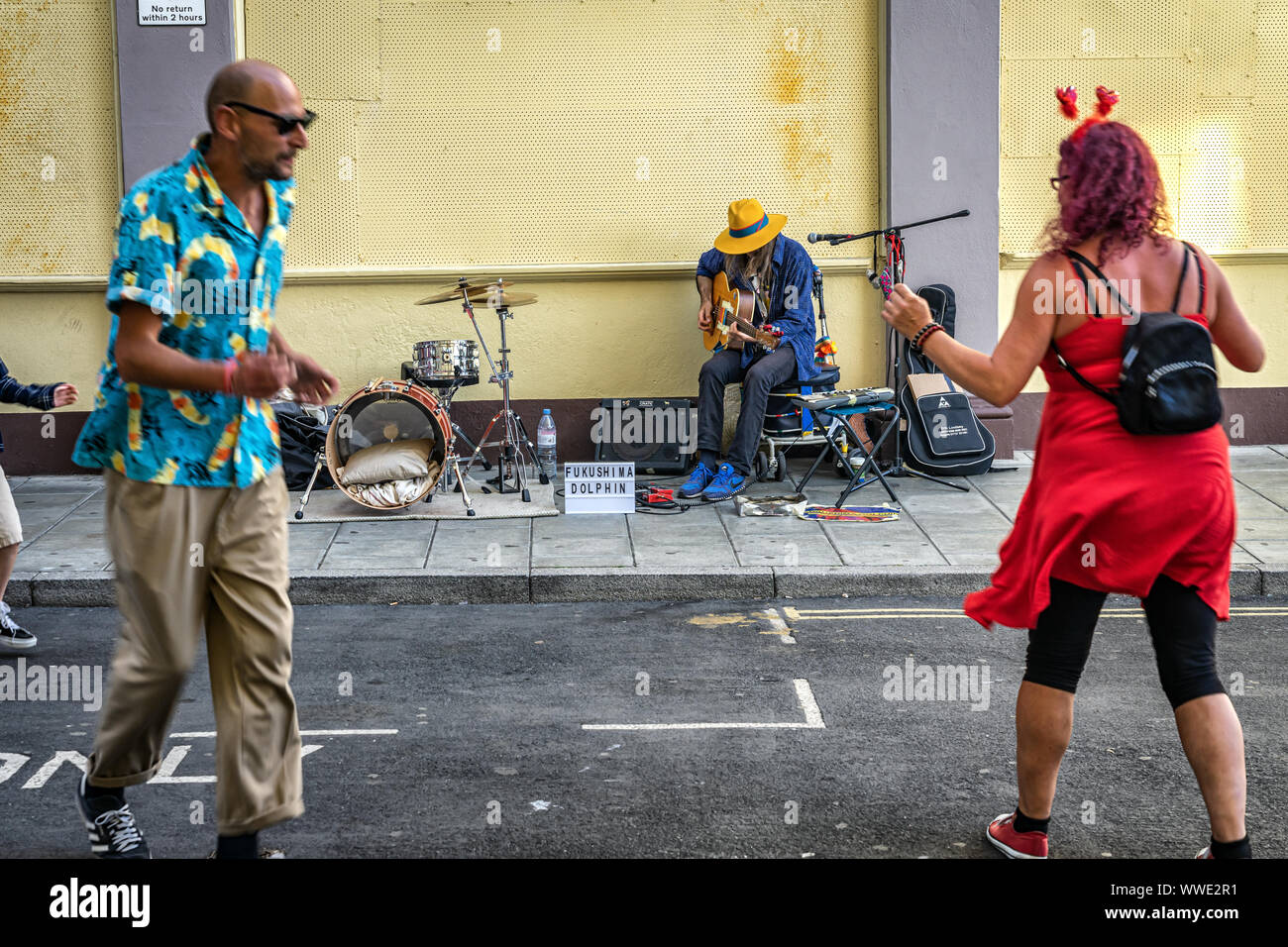 Spontaneous dancing in the street to a busker Stock Photo - Alamy