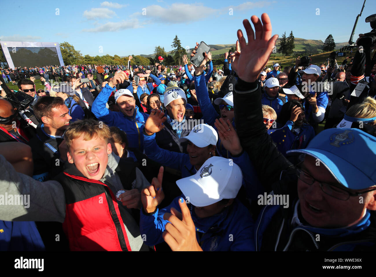 Golf fans celebrate hi-res stock photography and images - Alamy