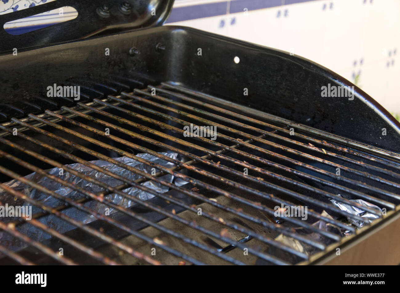 an empty gasgrill Stock Photo - Alamy