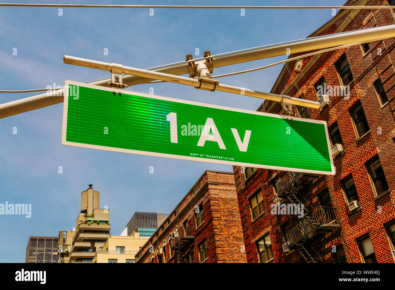 1 avenue sign hi-res stock photography and images - Alamy
