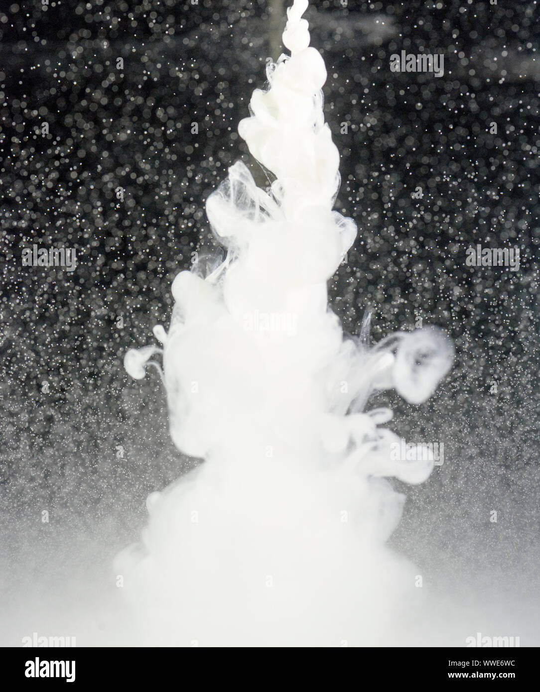 Liquid drops hi-res stock photography and images - Alamy