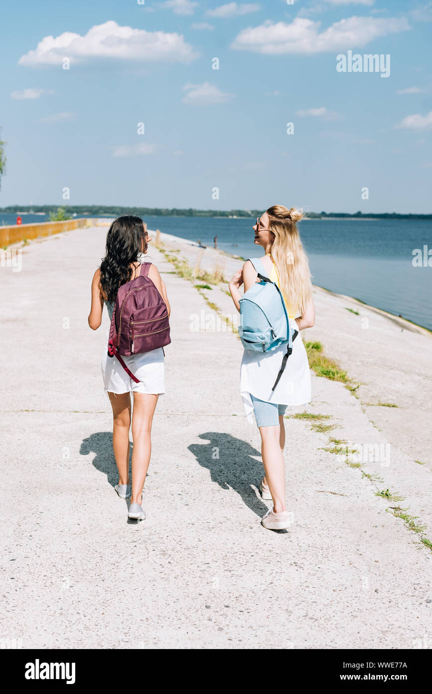Back view girls in sunshine hi-res stock photography and images - Alamy