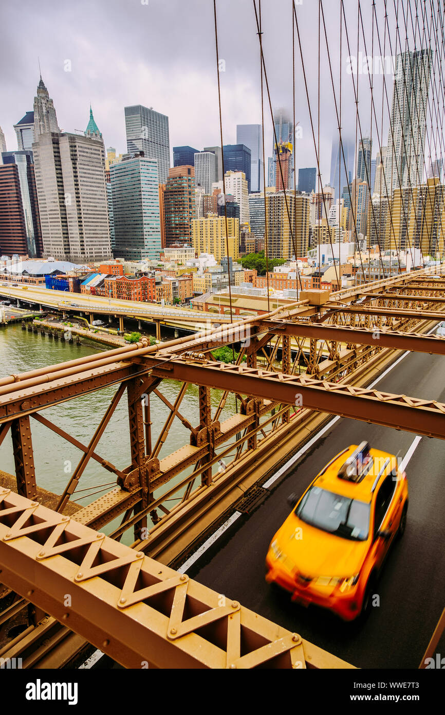 Yellow taxi cab manhattan bridge hi-res stock photography and images ...