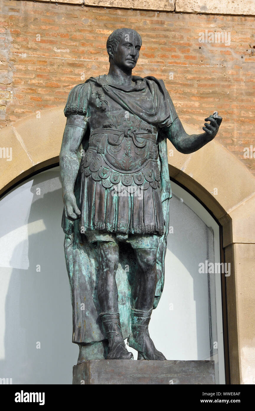 Statue of iulius caesar hi-res stock photography and images - Alamy