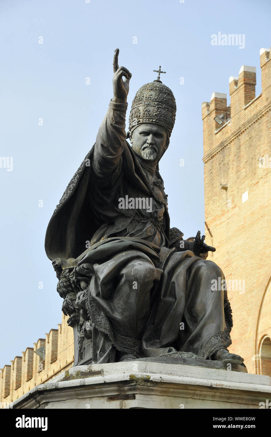 Statue of pope paul hi-res stock photography and images - Alamy